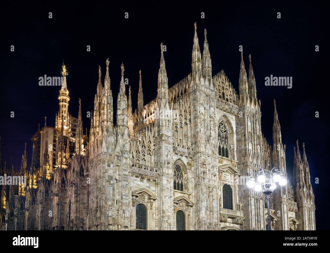 La famosa Cattedrale di Milano (Duomo di Milano) di notte a Milano. Il ...
