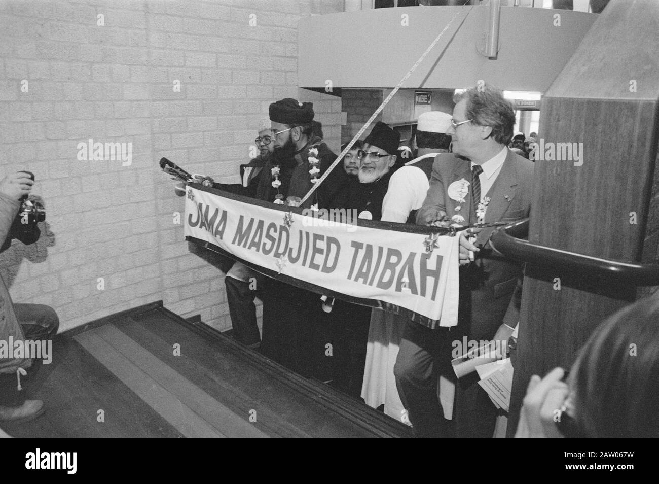 Moschea aperta ufficialmente a Bijlmermeer di Amsterdam; Hazrat Maulana ...