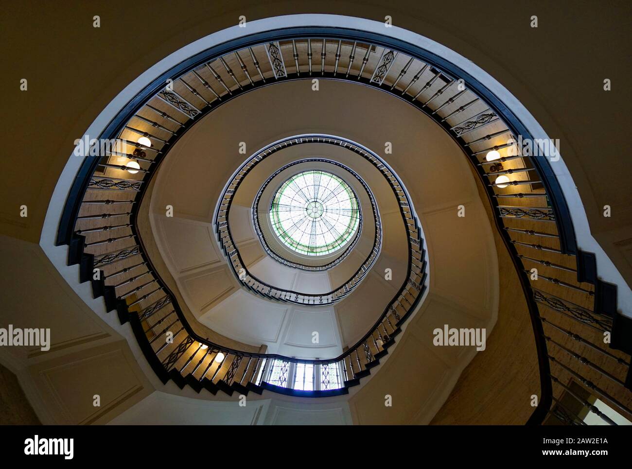 La scala a chiocciola e il lucernario nella lobby dell'edificio LCVS in ...