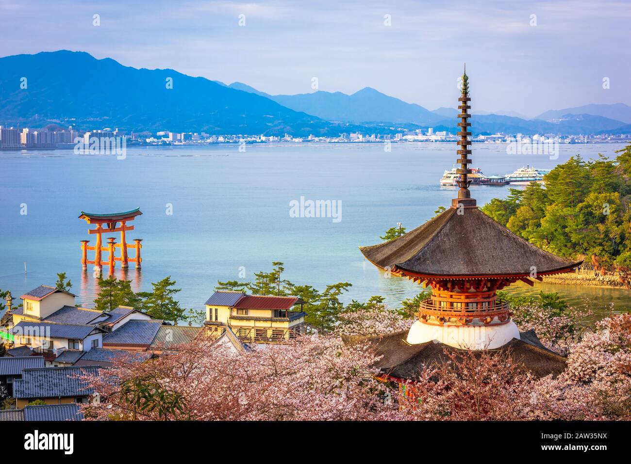 Isola di miyajima nel mare interno di seto immagini e fotografie stock ...