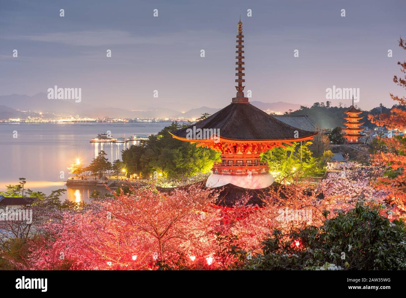 Isola di miyajima nel mare interno di seto immagini e fotografie stock ...