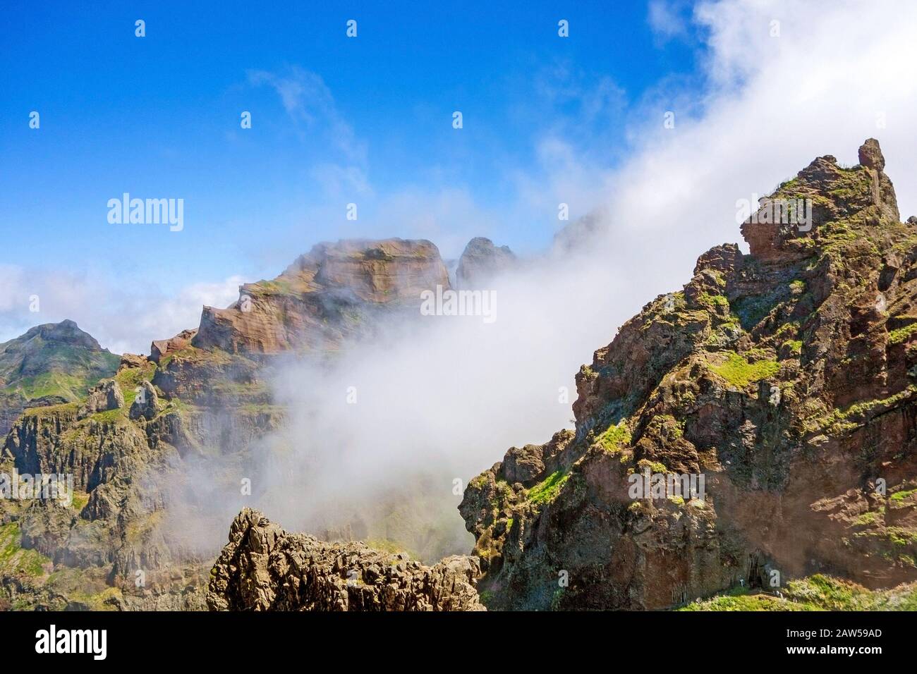 Sentiero escursionistico passaggio dalla montagna Pico Arieiro a Pico ...
