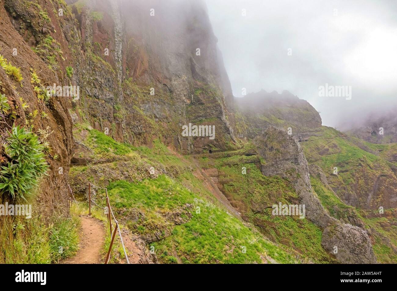 Sentiero escursionistico il passaggio dalla montagna Pico Arieiro a ...
