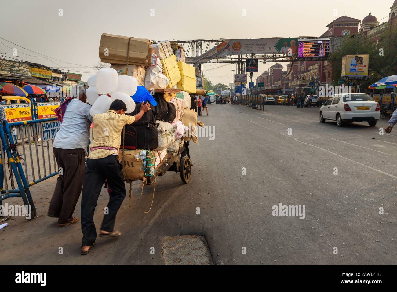 Uomini che spingono il carretto immagini e fotografie stock ad alta ...