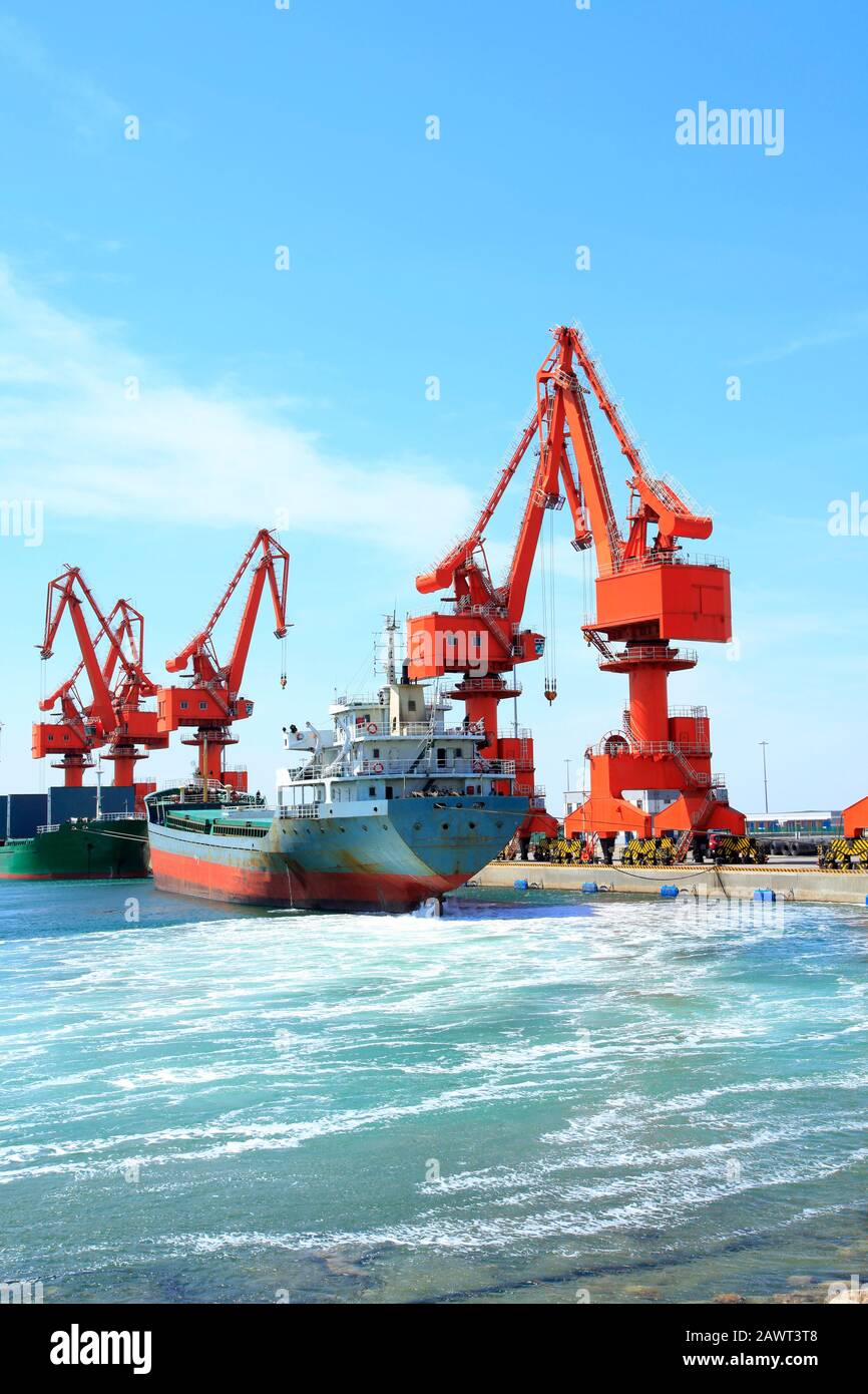 Nel terminal delle merci, le gru a portale e le navi da carico sono in ...