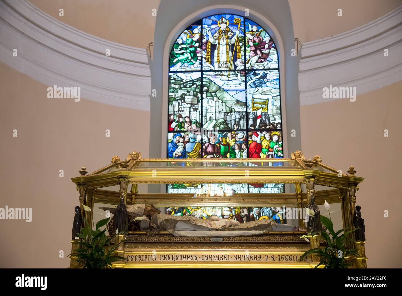Il sarcofago di vetro di San Ubaldo nella Basilica barocca di Sant ...