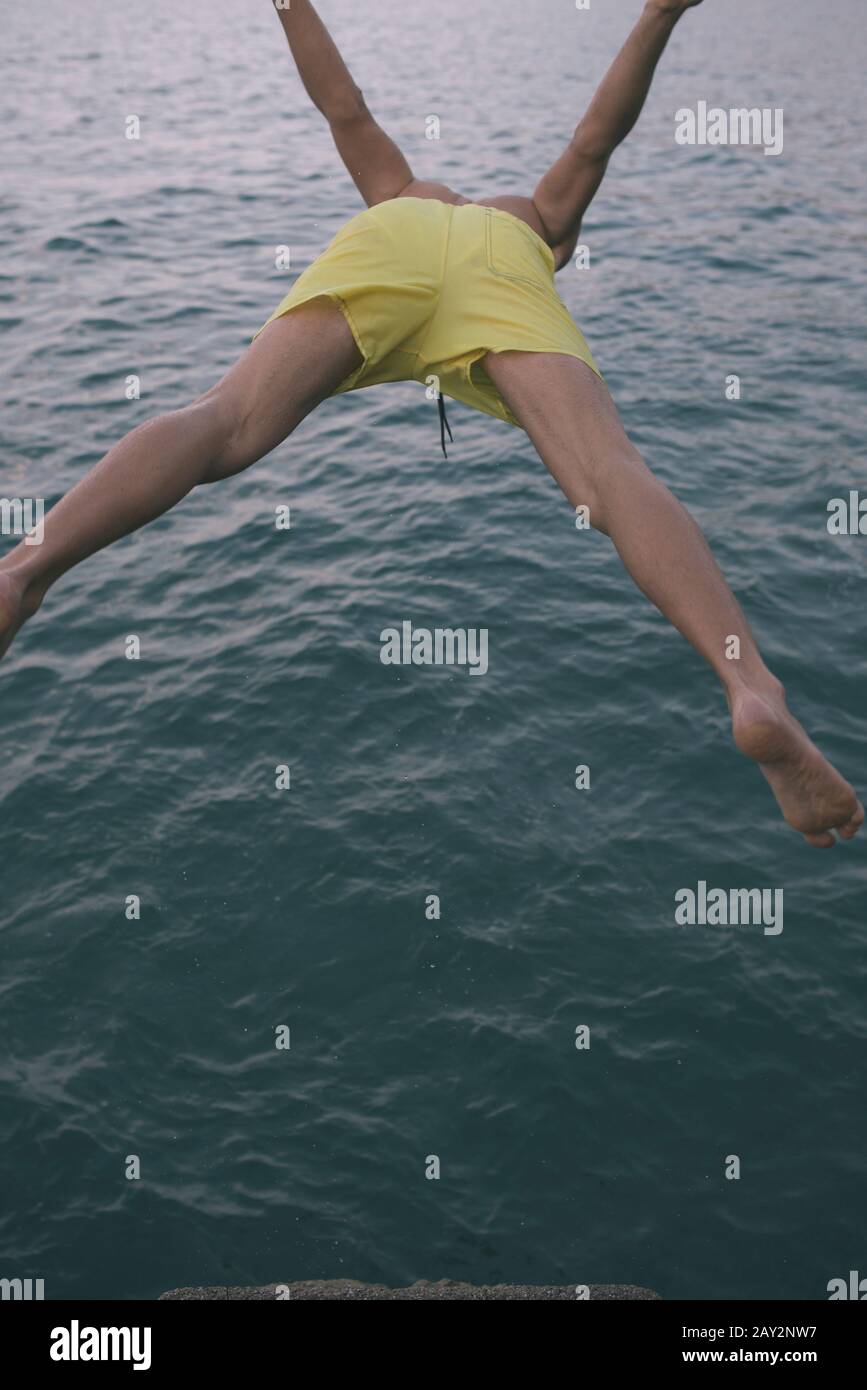 Tuffi nel vuoto immagini e fotografie stock ad alta risoluzione - Alamy