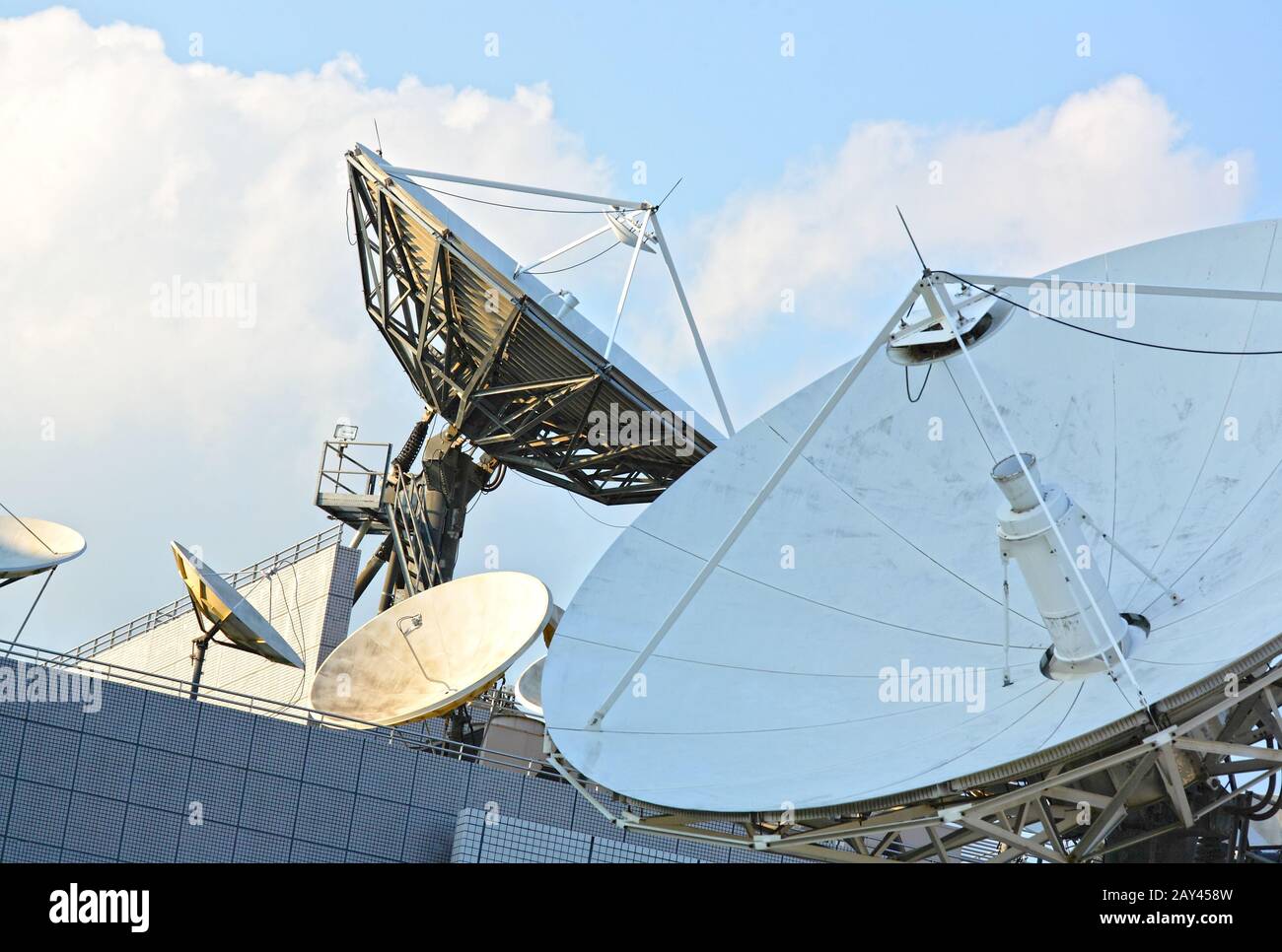 Parabola satellitare per la ricerca immagini e fotografie stock ad alta ...