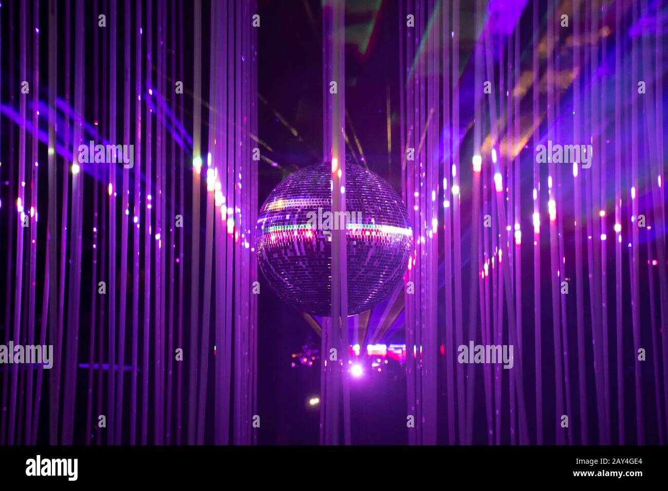 Palla da discoteca colorata immagini e fotografie stock ad alta ...