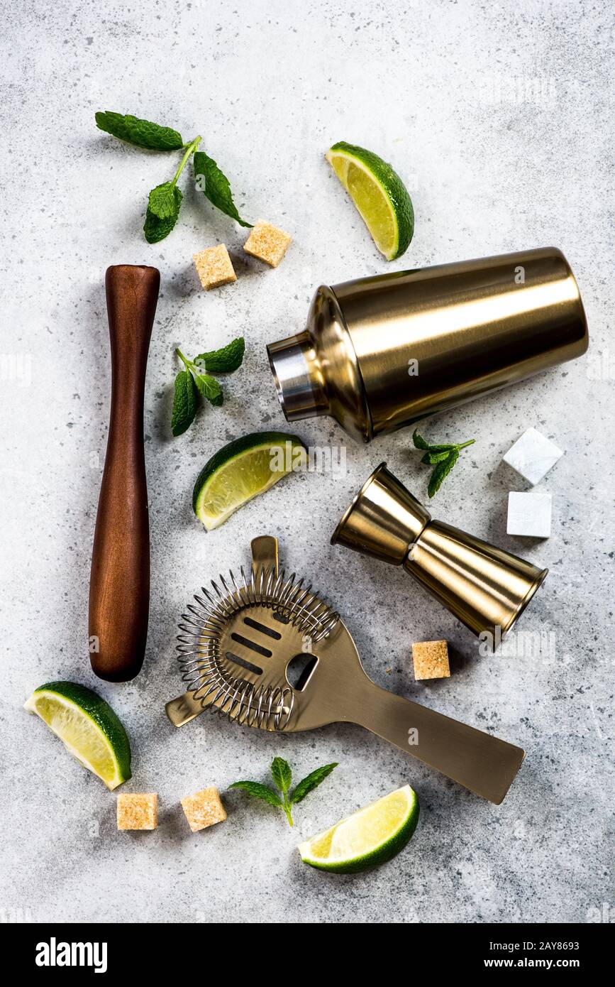 Mescolando cocktail immagini e fotografie stock ad alta risoluzione - Alamy