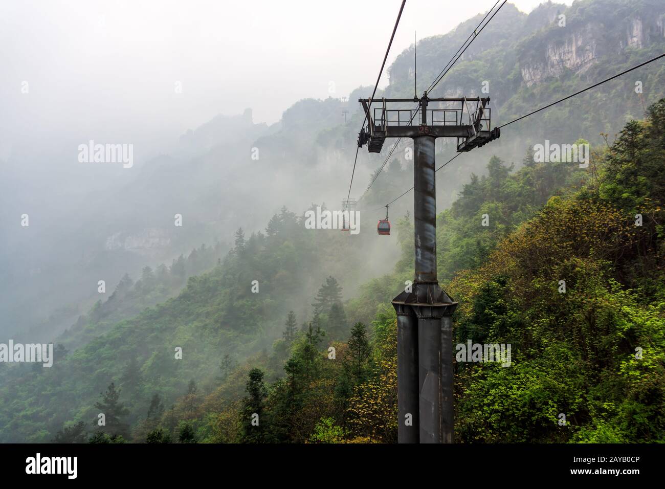 Funivia nella nebbia immagini e fotografie stock ad alta risoluzione ...