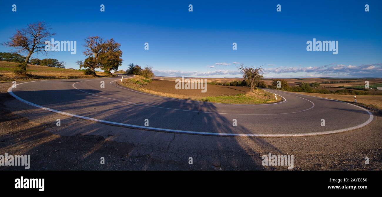 La curva della strada immagini e fotografie stock ad alta risoluzione ...