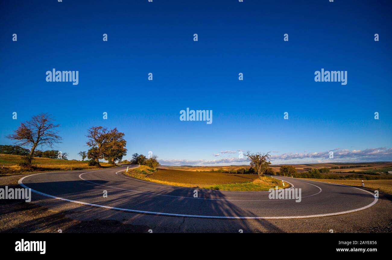 La curva della strada immagini e fotografie stock ad alta risoluzione ...