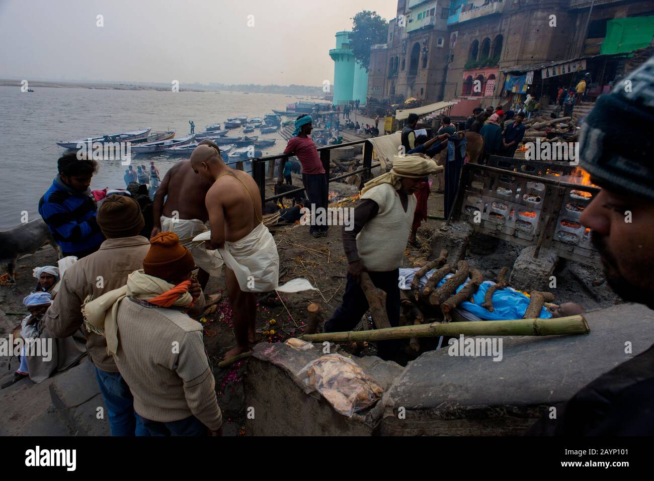 Manikarnika ghat immagini e fotografie stock ad alta risoluzione - Alamy