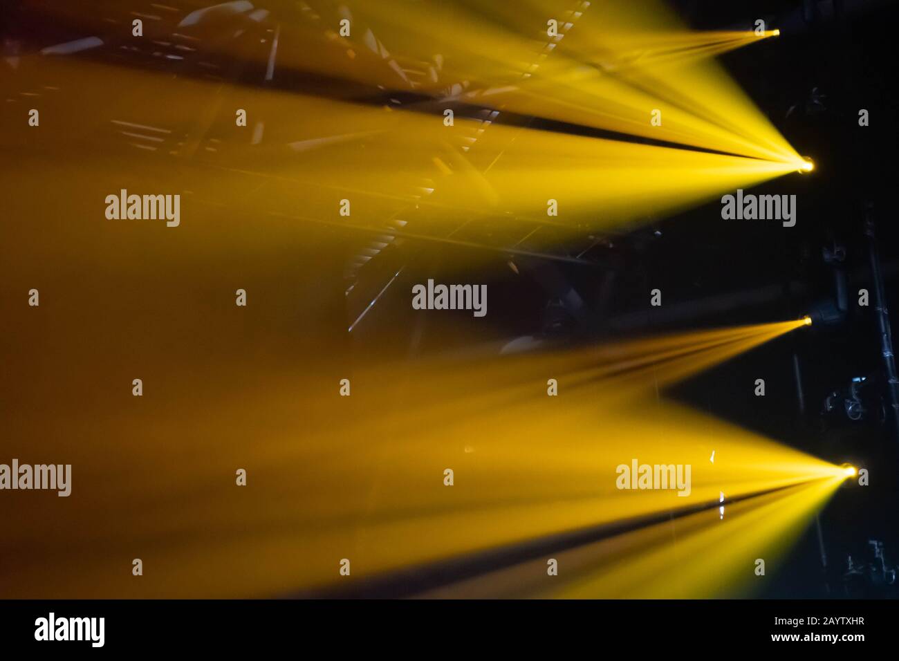 Faretti gialli immagini e fotografie stock ad alta risoluzione - Alamy