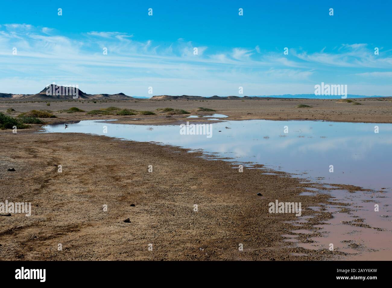 Un lago formato dopo pioggia nel deserto di Gobi (qui vicino a Bulgan ...