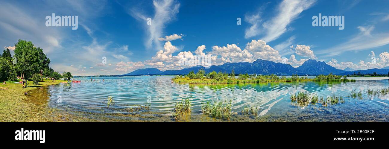 Spiaggia Di Balneazione Sul Lago Forggensee Con Le Alpi Ammergau ...