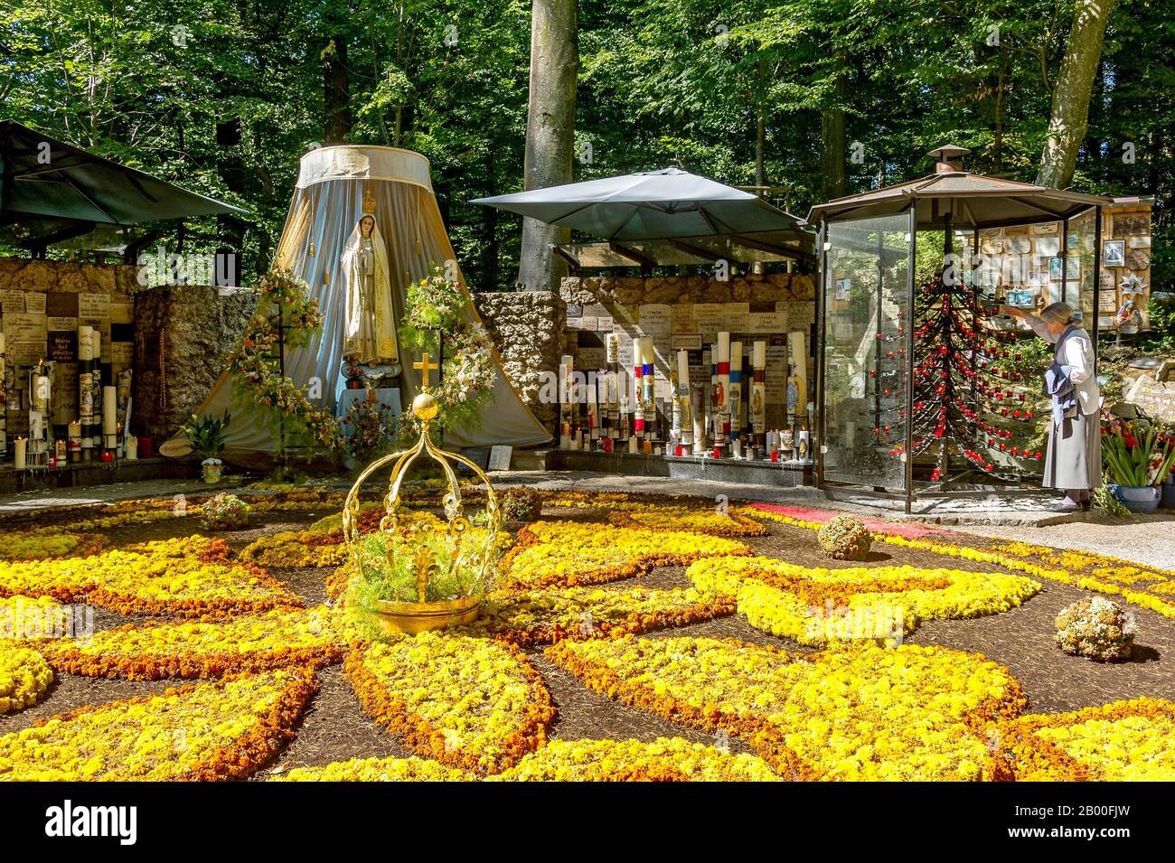 Statua della Madonna, tappeto di fiori con corona dorata della Vergine ...