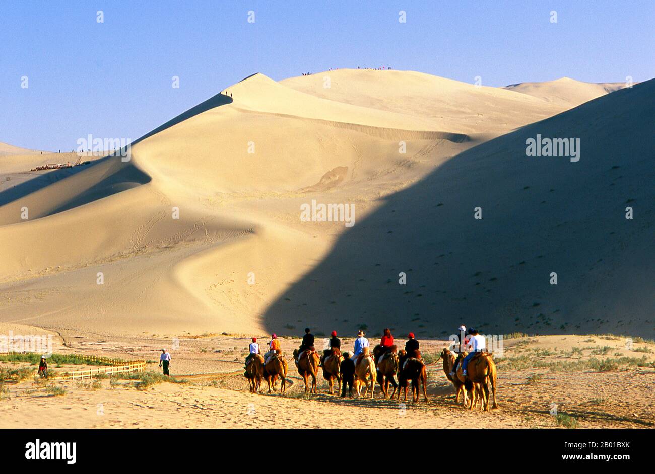 Cina: Turisti cinesi sulle dune di sabbia cantanti di Mingsha Shan (colline di Mingsha) nel ...