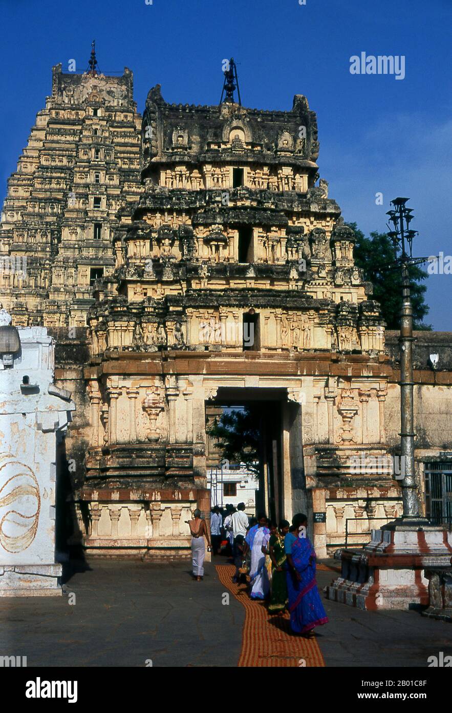India: Visitatori al tempio di Virupaksha, Hampi, Stato di Karnataka ...
