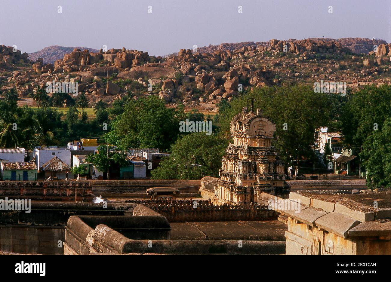 India: Il tempio di Virupaksha nei suoi dintorni rocciosi, Hampi, stato di Karnataka. Il Tempio ...