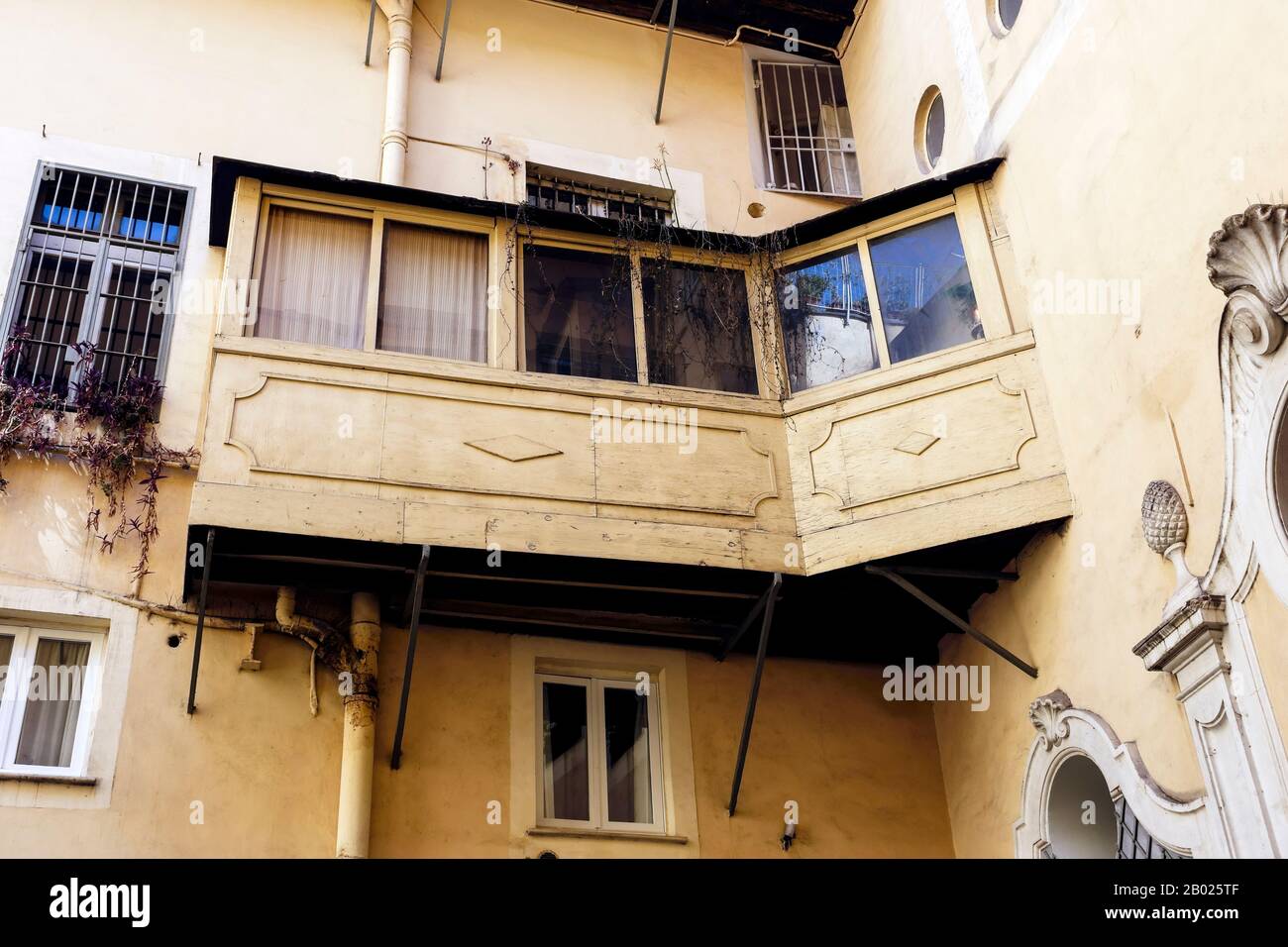 Balcone chiuso in legno e vetro immagini e fotografie stock ad alta ...