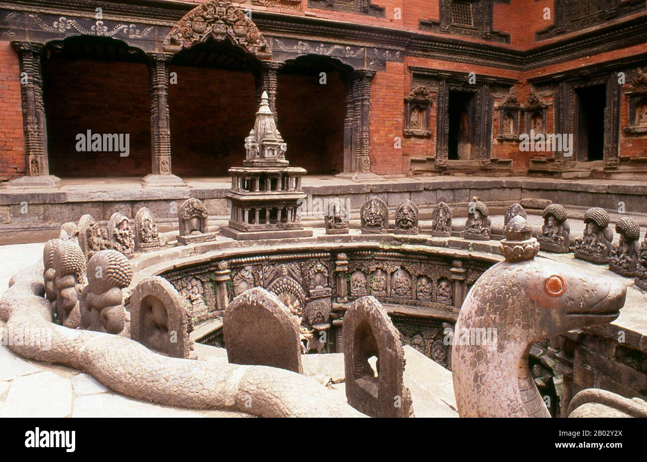 Il Tusha Hiti è un ben fiancheggiato da sculture in pietra raffiguranti ...