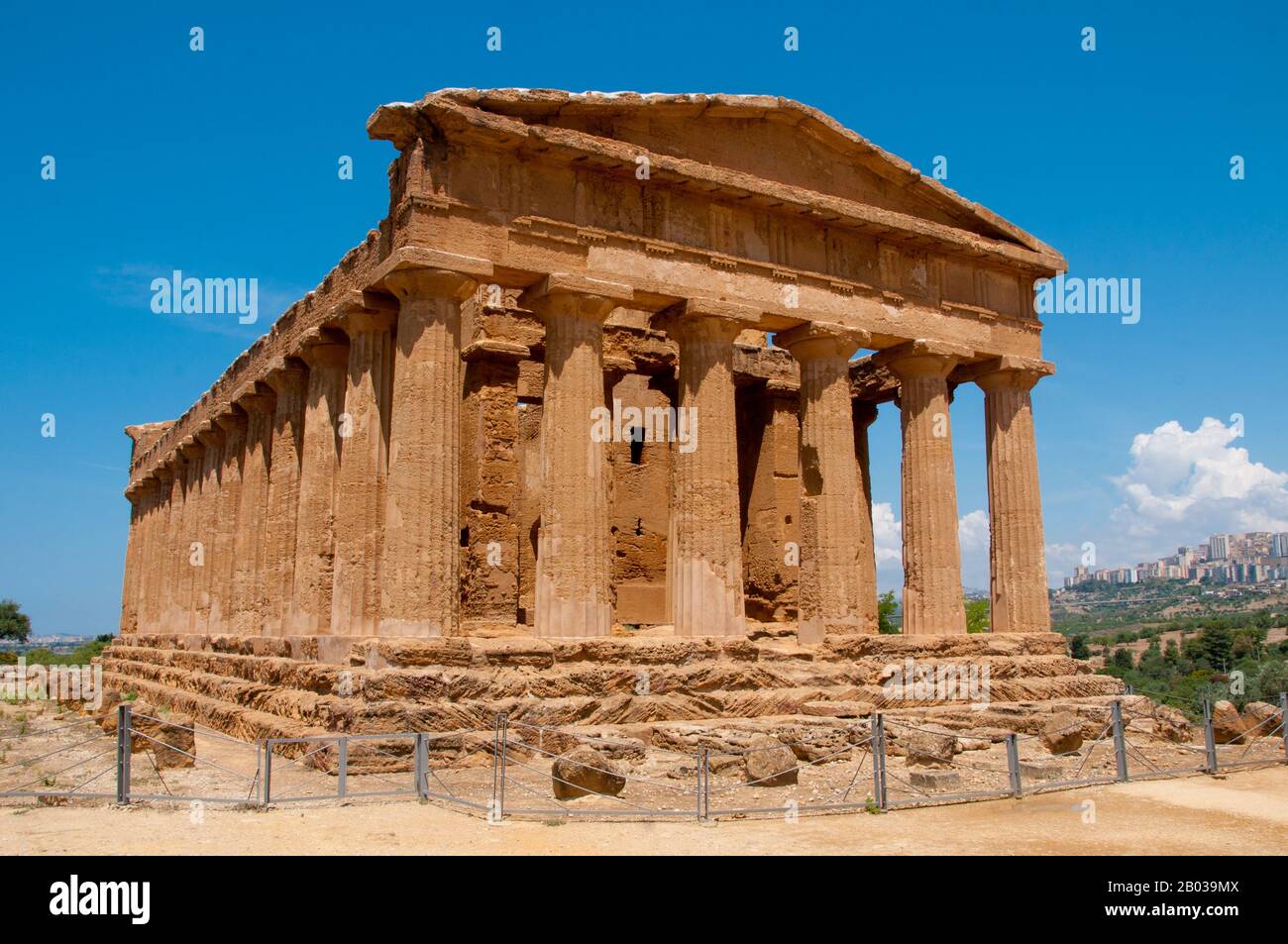 Agrigento fu fondata su un altopiano che si affaccia sul mare, con due ...