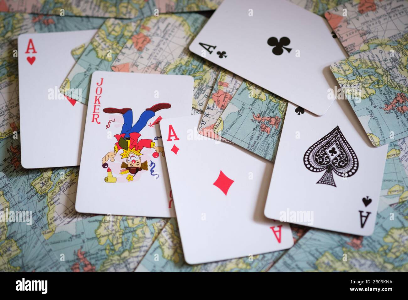 Quattro assi e un Joker in un pacchetto di carte da gioco con una mappa ...
