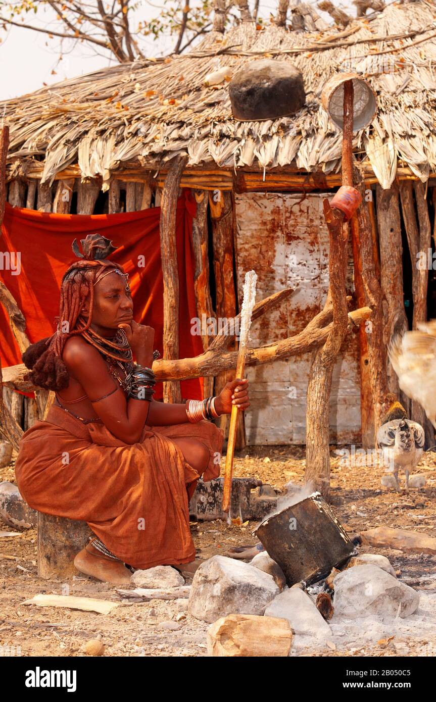 Himba che produce cibo immagini e fotografie stock ad alta risoluzione ...