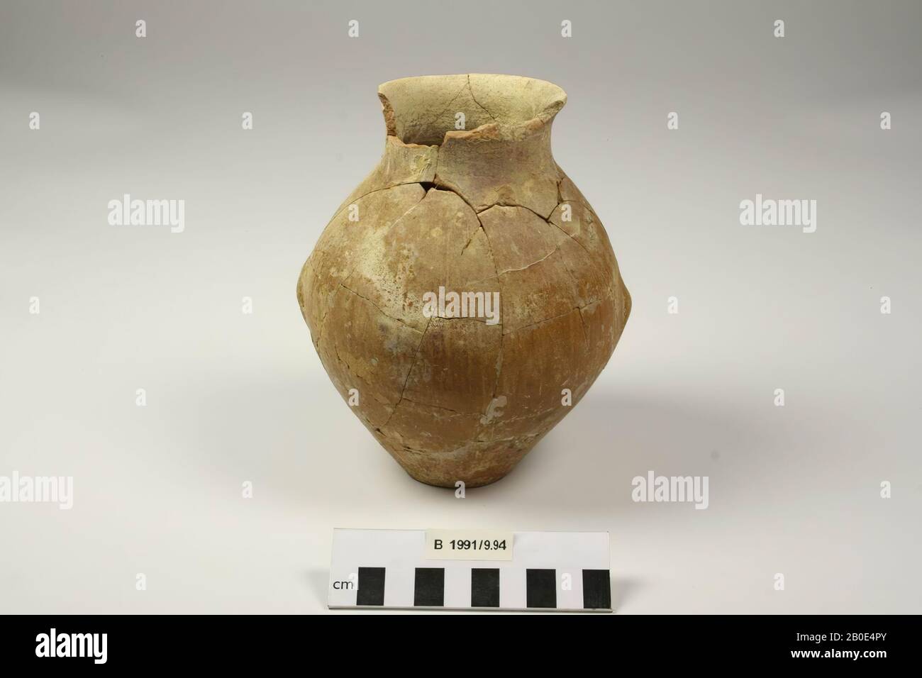 Una brocca di terracotta con fondo piatto. La parete è inclinata verso ...