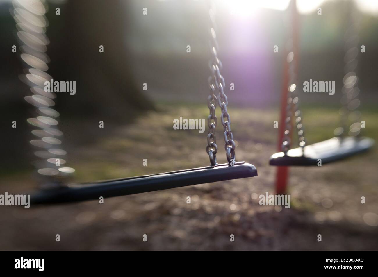 Altalene abbandonate in un parco giochi immagini e fotografie stock ad ...