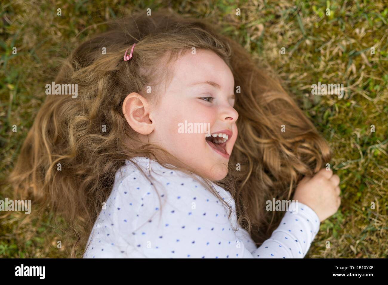 Bambina di 4 5 anni che ride immagini e fotografie stock ad alta ...