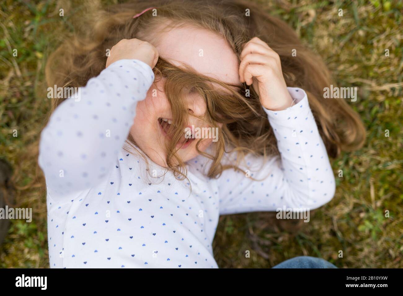 Bambina di 4 5 anni che ride immagini e fotografie stock ad alta ...