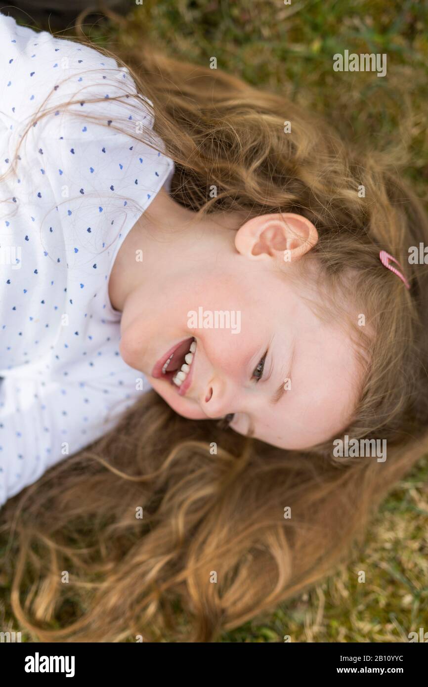 Bambina di 4 5 anni che ride immagini e fotografie stock ad alta ...