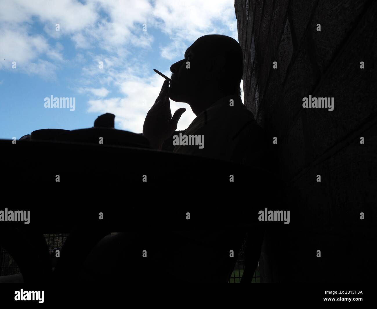 Uomo con sigaretta anni '70 immagini e fotografie stock ad alta risoluzione - Alamy