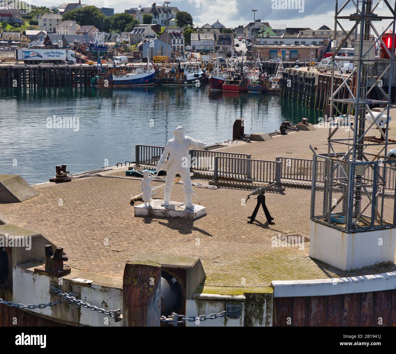 Statua di pescatore e bambino dell'artista Mark Rogers al porto di ...