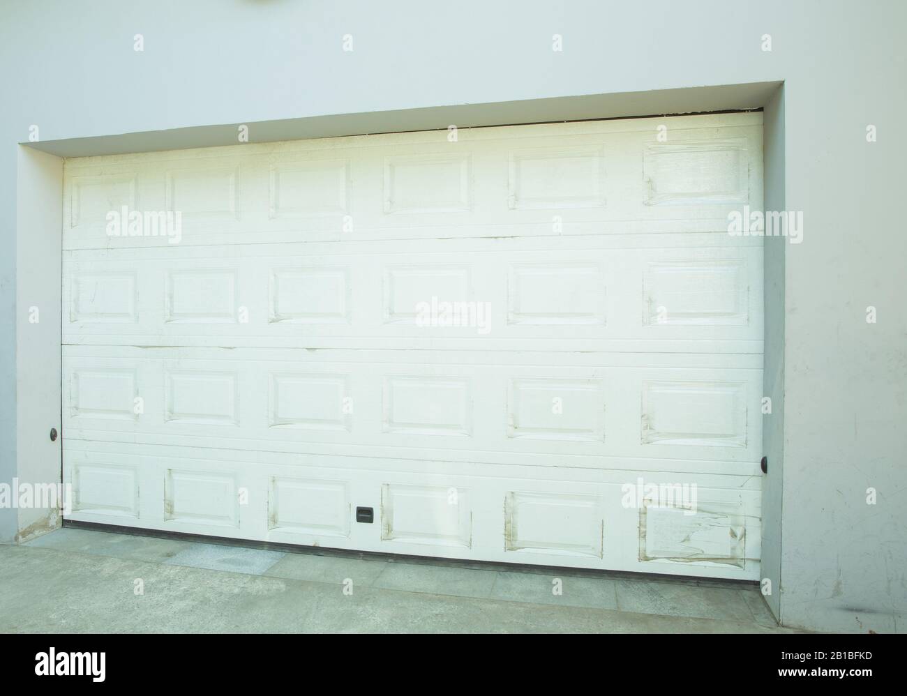 Porta a battente o porta a rullo e pavimento in cemento esterno .Bianco ...