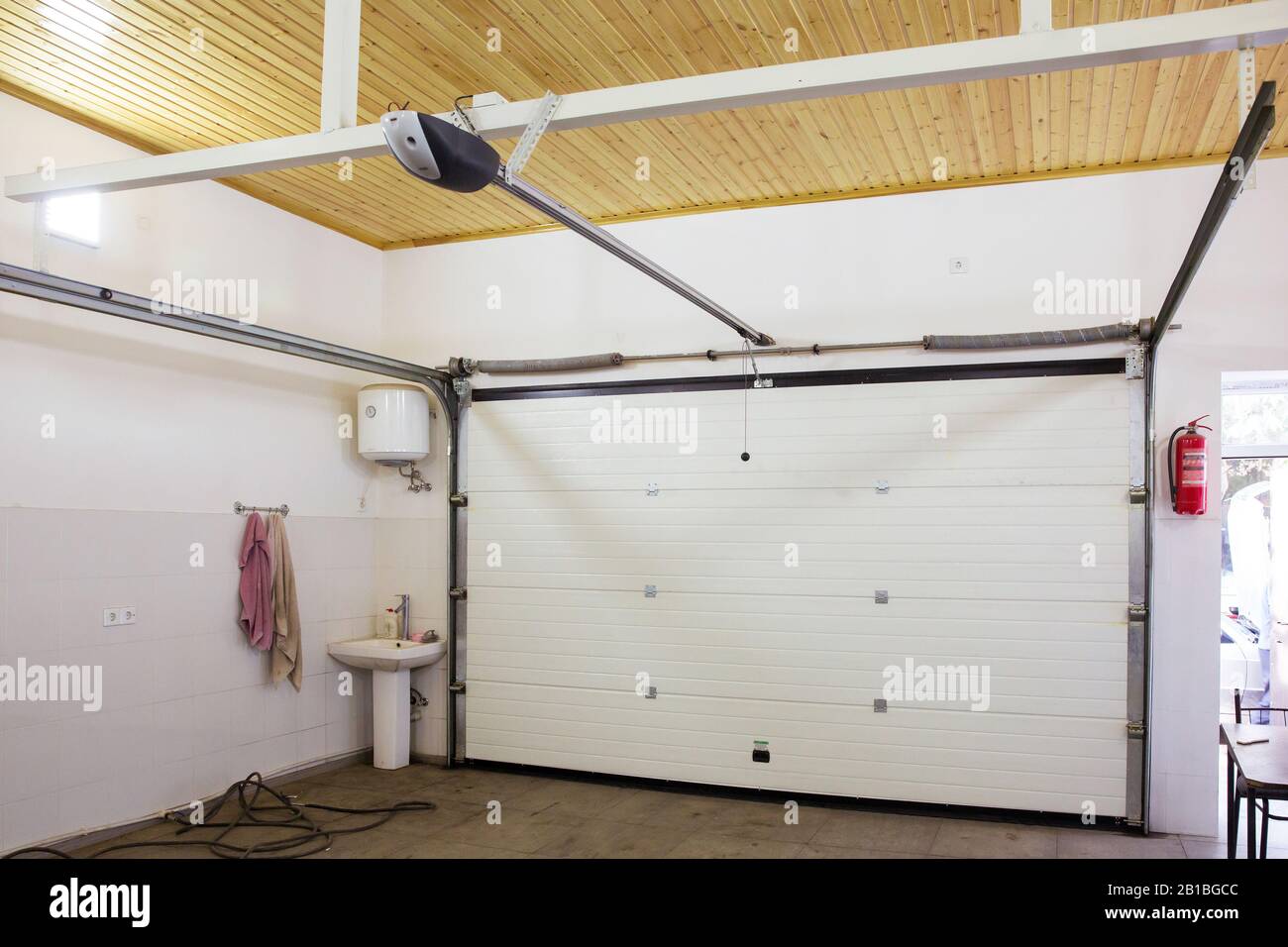 Porta a battente o porta a rullo e pavimento in cemento esterno .Bianco ...