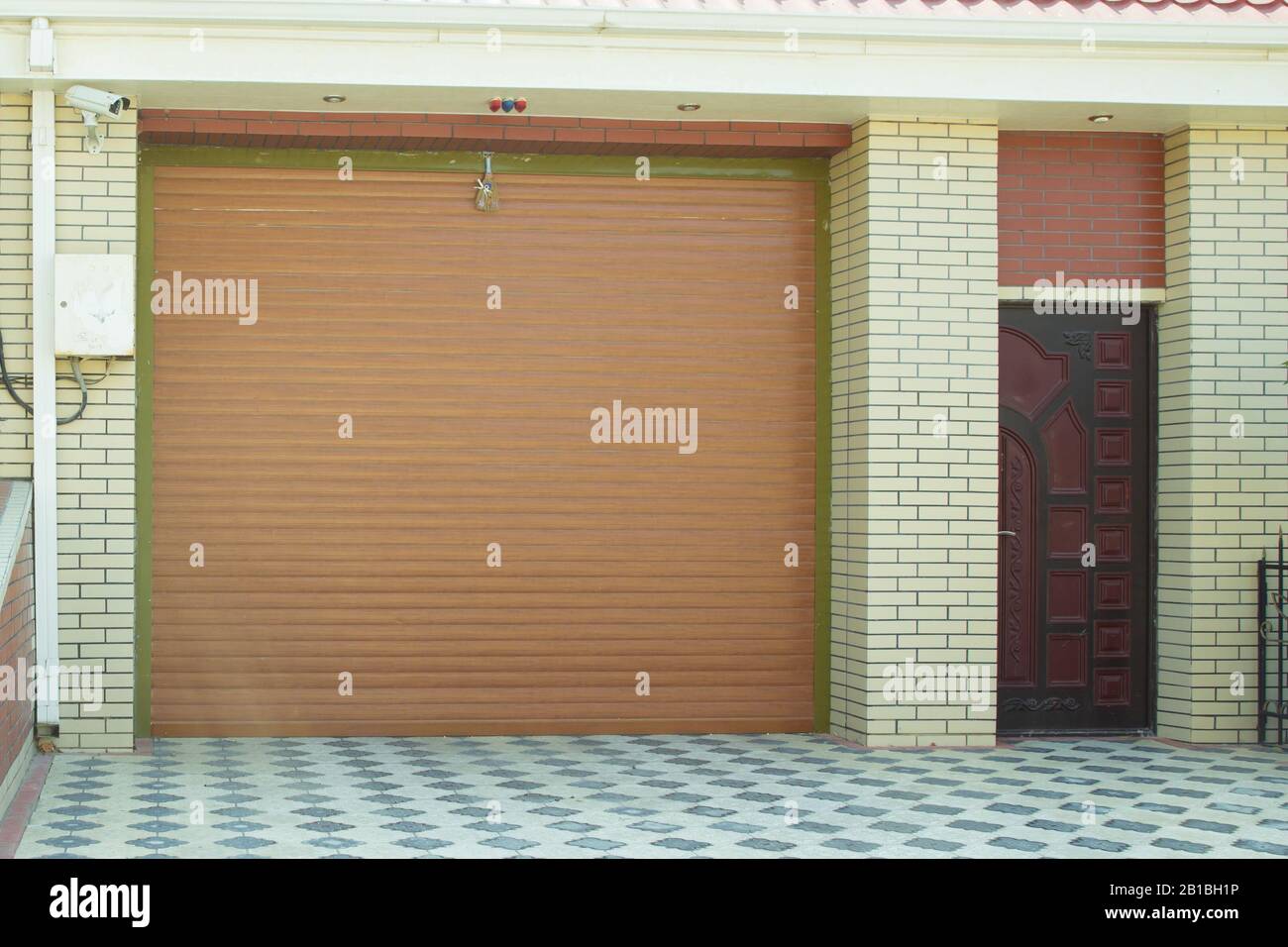 Porta a battente o porta a rullo e pavimento in cemento esterno .Bianco ...