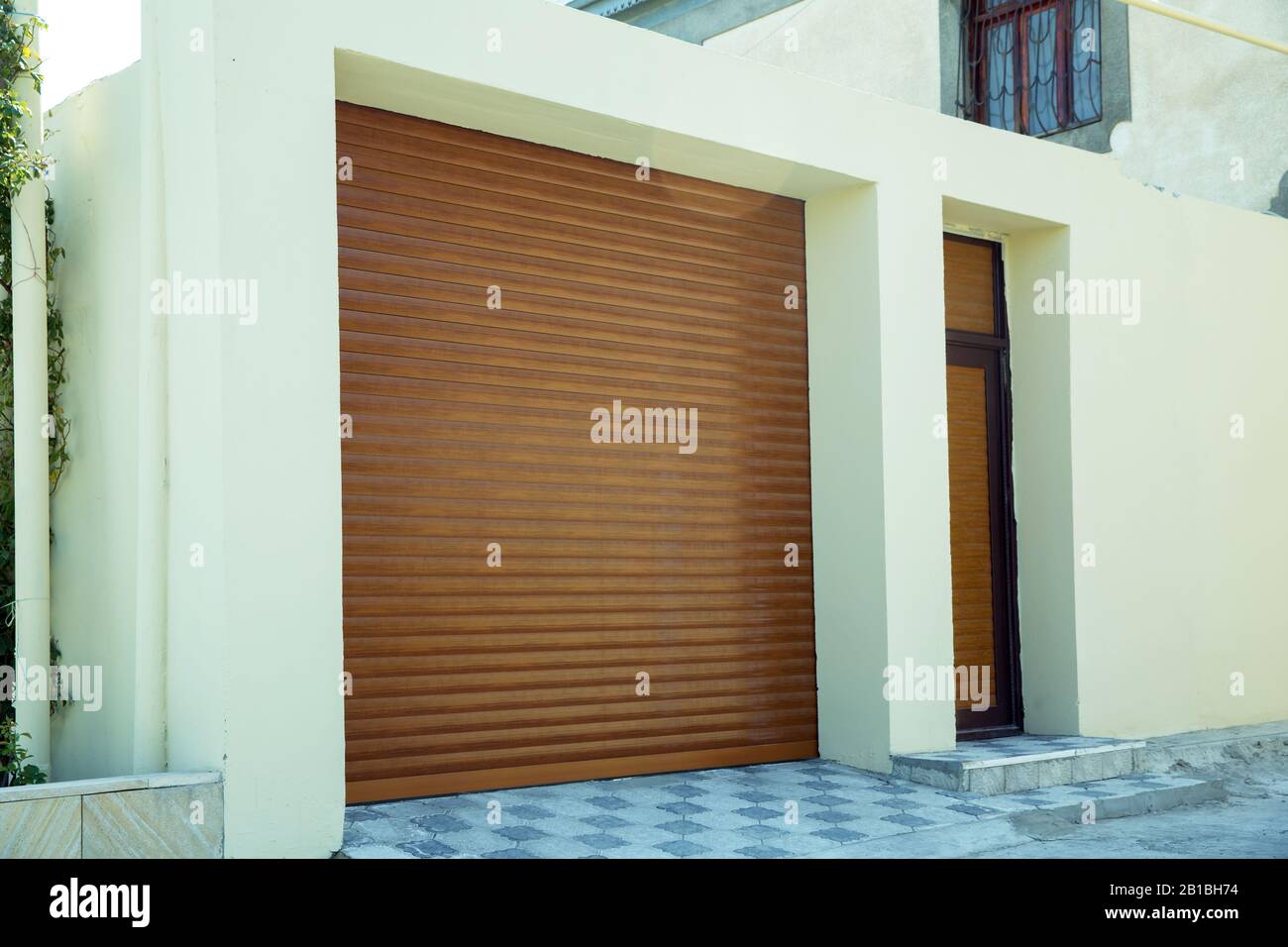 Porta a battente o porta a rullo e pavimento in cemento esterno .Bianco ...