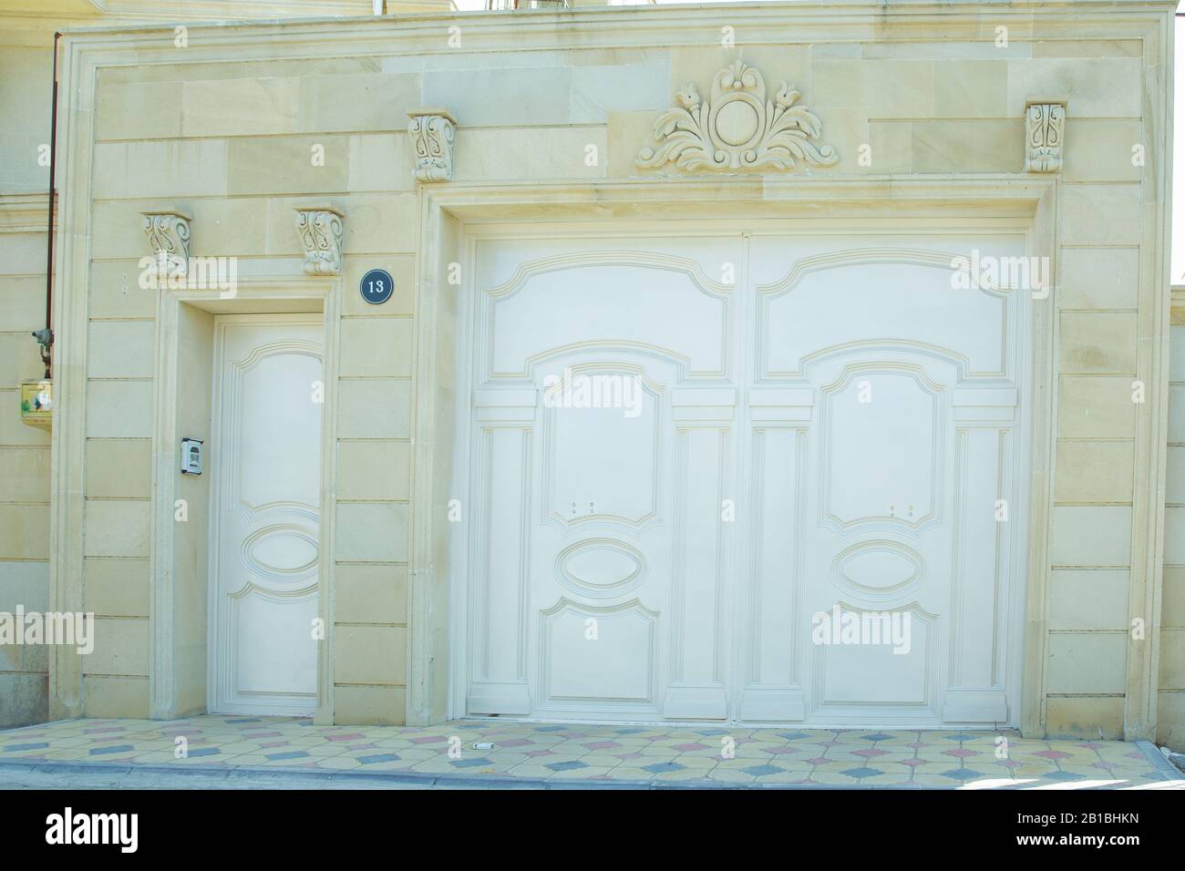 Porta a battente o porta a rullo e pavimento in cemento esterno .Bianco ...