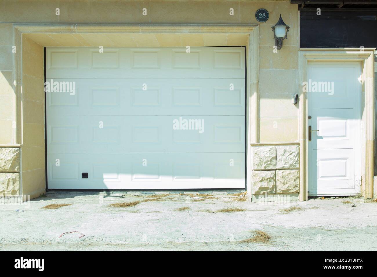 Porta a battente o porta a rullo e pavimento in cemento esterno .Bianco ...