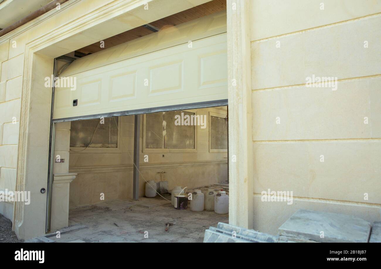 Porta a battente o porta a rullo e pavimento in cemento esterno .Bianco ...