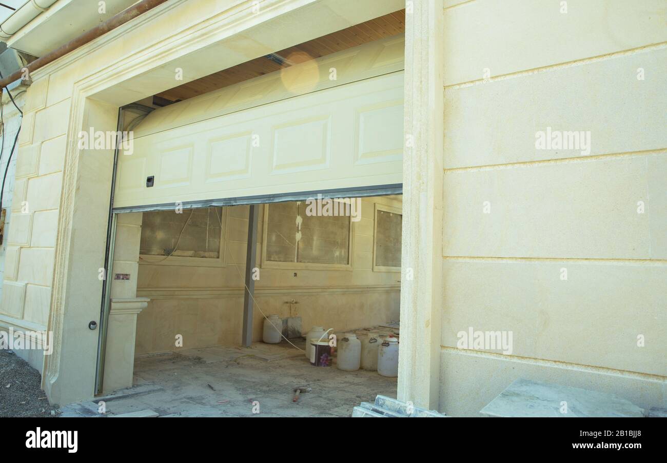 Porta a battente o porta a rullo e pavimento in cemento esterno .Bianco ...