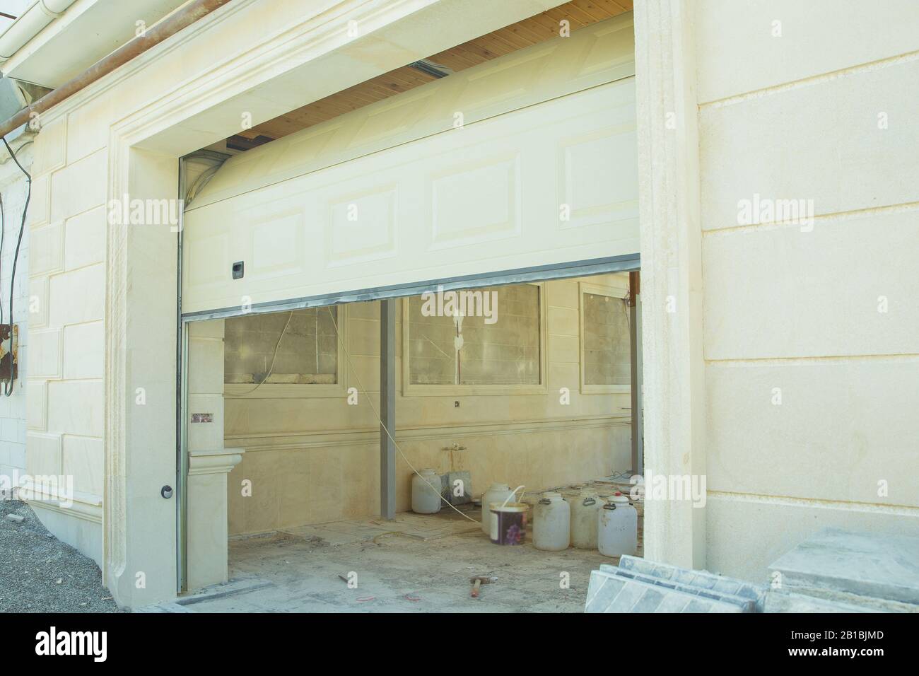 Porta a battente o porta a rullo e pavimento in cemento esterno .Bianco ...