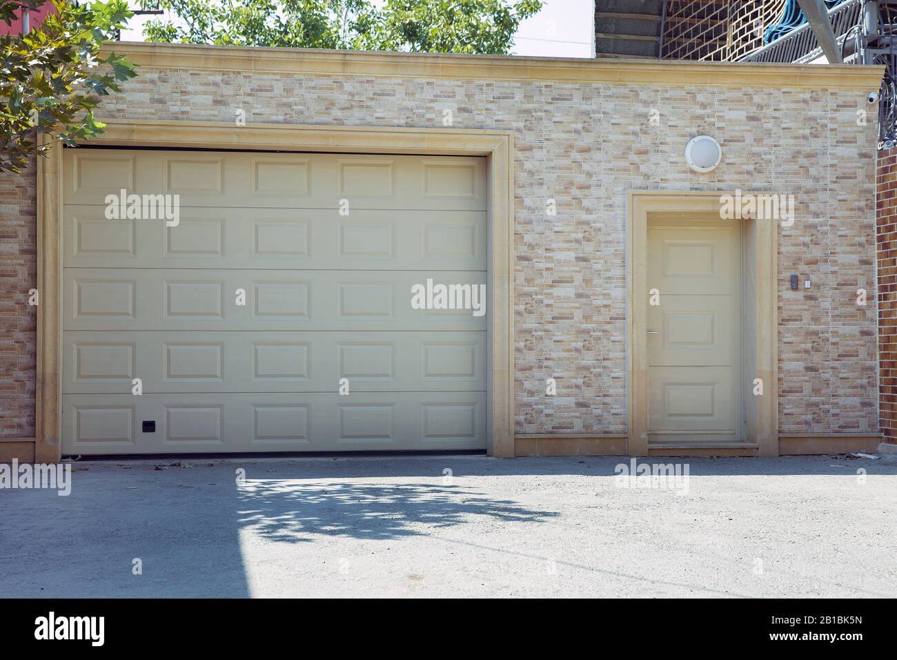 Porta a battente o porta a rullo e pavimento in cemento esterno .Bianco ...