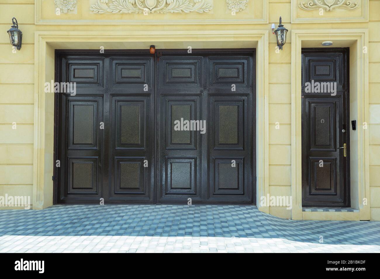 Porta a battente o porta a rullo e pavimento in cemento esterno .Bianco ...