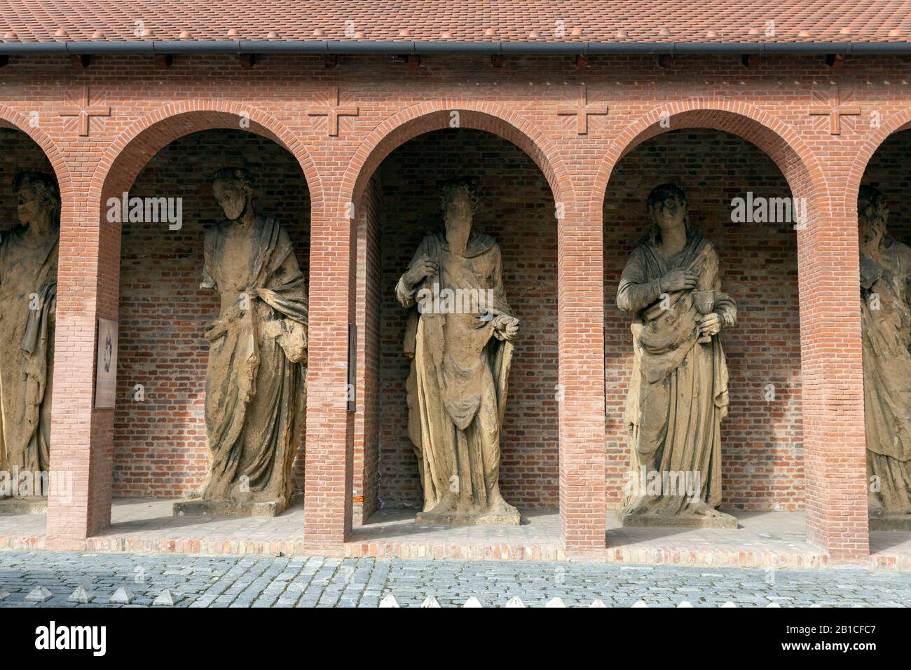 Antiche statue dei santi. Basilica di Pietro e Paolo o la cattedrale di ...