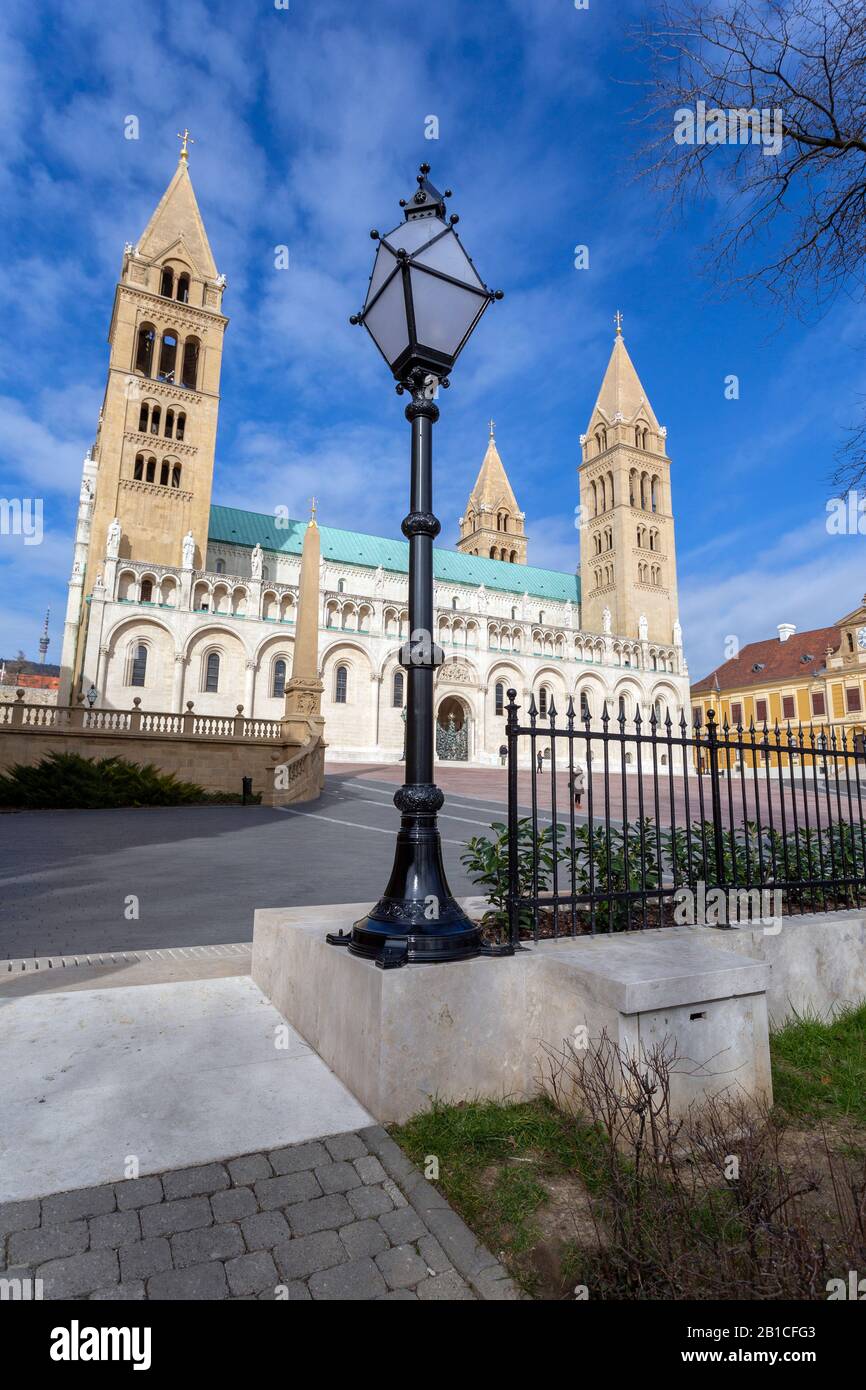 Sts. Basilica di Pietro e Paolo o la cattedrale di Pecs a Pecs ...